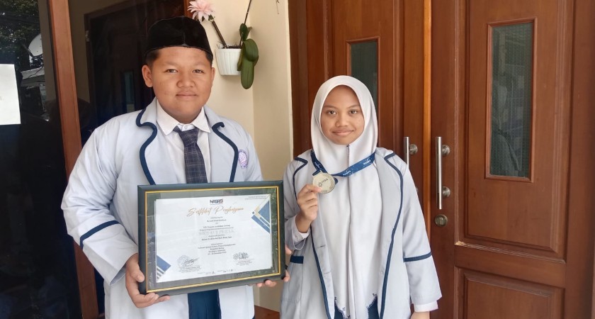 DUA SISWA MTS TERPADU AR ROIHAN RAIH MEDALI PERAK DALAM LOMBA KARYA TULIS ILMIAH TINGKAT ...